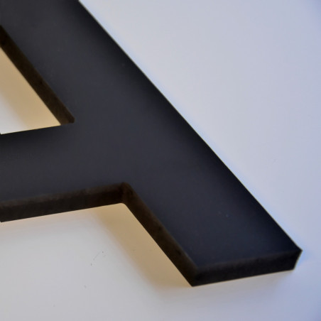 Lettres découpées en PVC : la solution durable pour votre enseigne