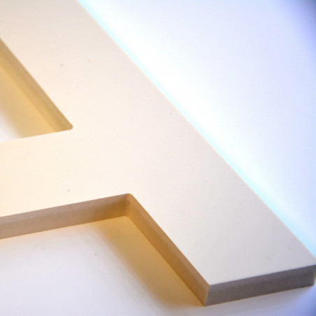 Lettres découpées en PVC : la solution durable pour votre enseigne