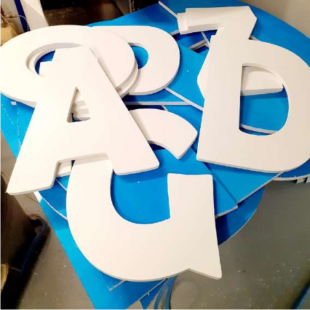Lettres découpées en PVC : la solution durable pour votre enseigne