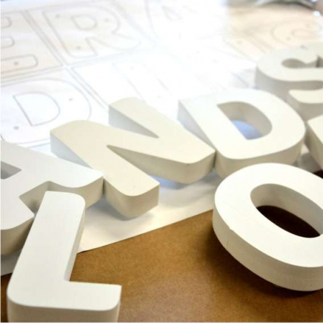 Lettres découpées en PVC : la solution durable pour votre enseigne