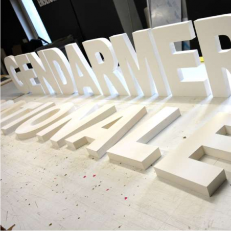 Lettres découpées en PVC : la solution durable pour votre enseigne