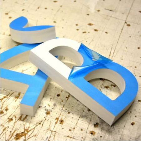 Lettres découpées en PVC : la solution durable pour votre enseigne