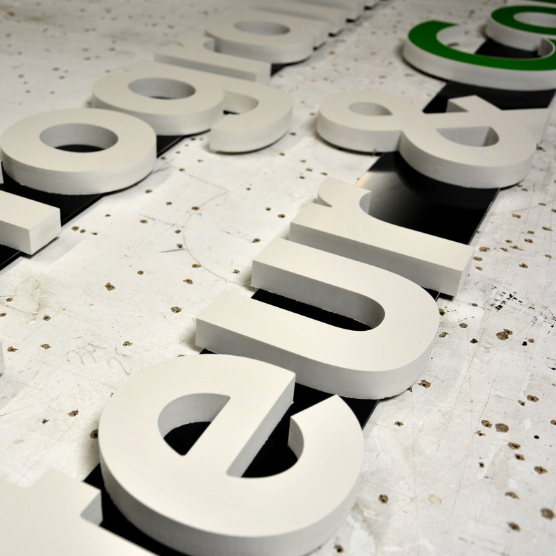 Lettres découpées en PVC expansé encore plus facile à installer grâce ...