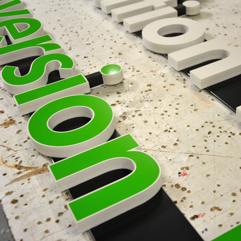 Lettres découpées en PVC expansé encore plus facile à installer grâce ...
